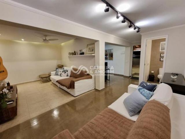 CASA A VENDA, 2 DORMITÓRIOS, 2 SALAS AMPLAS, COZINHA, LAVANDERIA, LINDA ÁREA GOUMERT COM CHURRASQUEI
