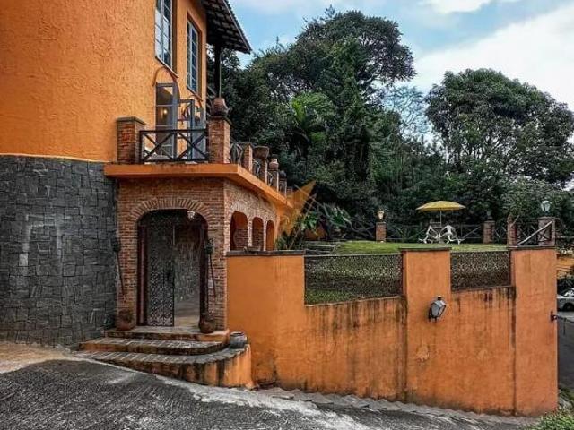 Casa à Venda, 4 Dormitórios com closets, Hidromassagem, Sauna, Lareira, Escritório, Sala de jantar