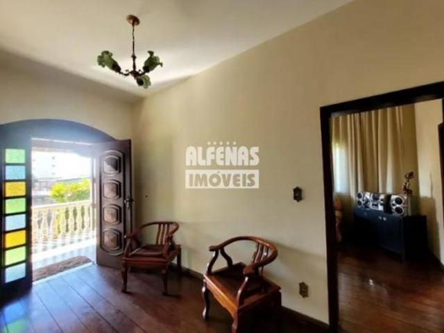 Casa à venda 4 quartos no Bairro Inconfidentes