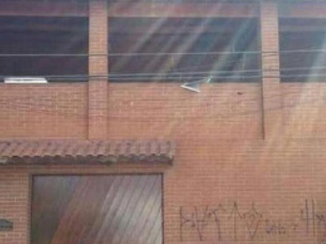CASA A VENDA 4 QUARTOS UMA SUITE COM 3 VAGAS