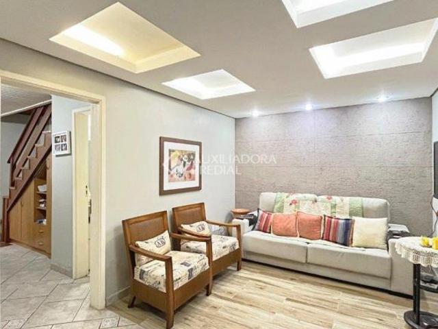 Casa à venda, 4 quartos, 2 andares, no térreo possui ampla sala comercial, no bairro Camaquã
