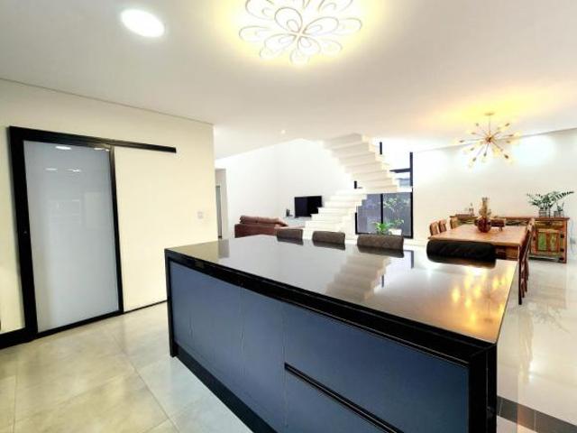 Casa à venda 4 Quartos, 2 Suites, 2 Vagas, 300M², Piracangaguá, Taubaté SP | Condomínio Ouroville