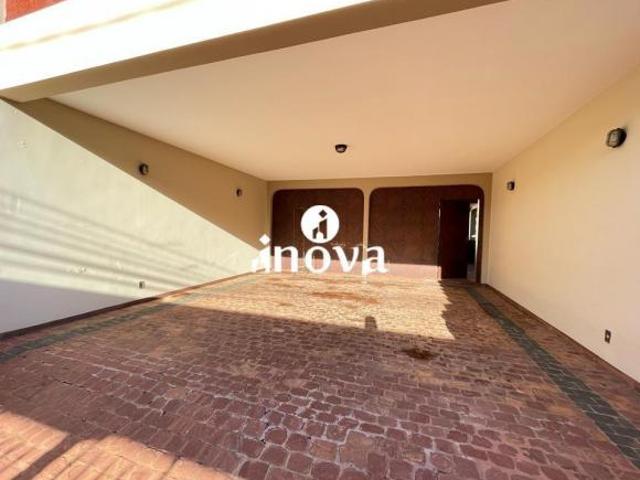 Casa à venda, 4 quartos, 2 suítes, 6 vagas, Centro Uberaba/MG