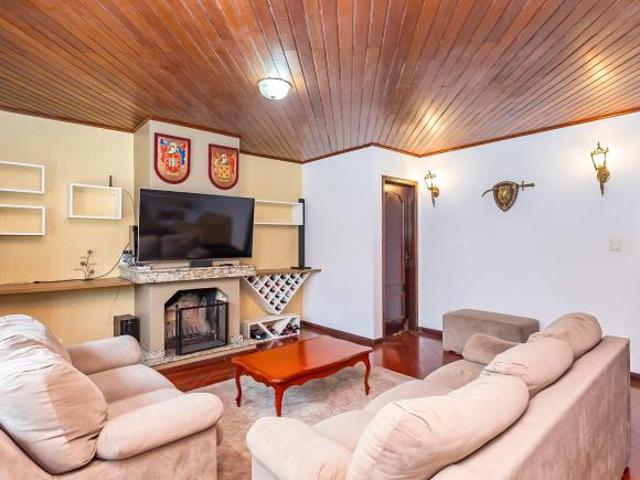 Casa a venda 4 quartos, 2 suítes, 6 vagas de garagem, Bacacheri, Curitiba/PR