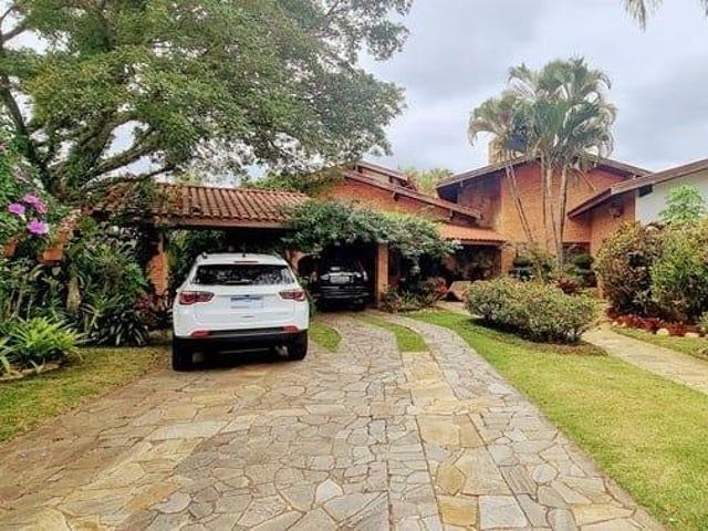Residência Exclusiva com Piscina, Lago Ornamental e 3 Suítes