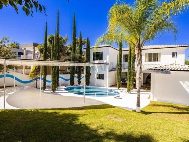 Casa à Venda | 5 Suítesc com 431m² no Residencial Santa Mônica Jardim Botânico