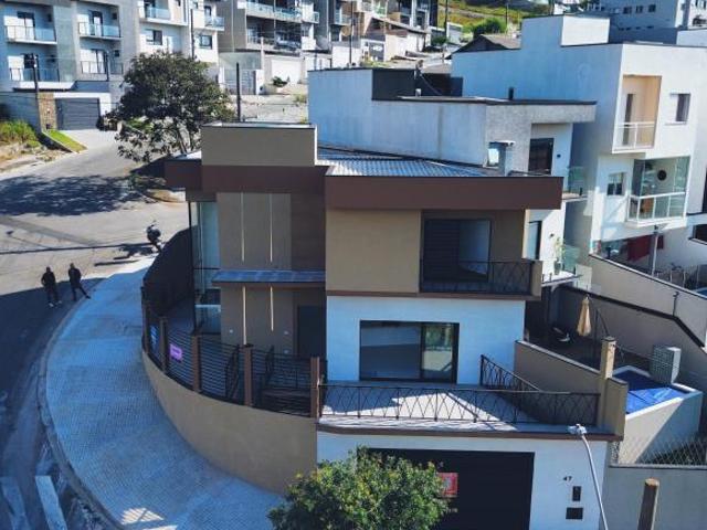 CASA Á VENDA!