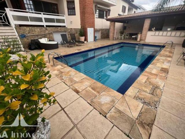 CASA A VENDA COM O POTENCIAL DO CLÁSSICO, 5 SUITES E AMPLOS ESPAÇOS