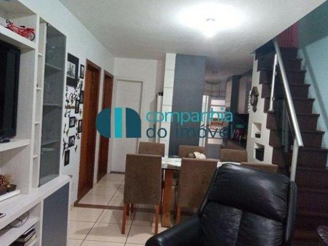 Casa à venda com ático de frente para a rua