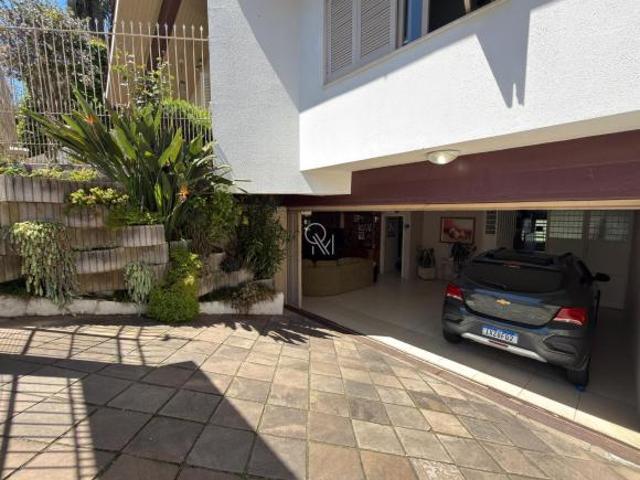 Casa à venda com amplo pátio