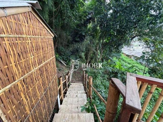 Casa à venda com amplo terreno e contato direto com a natureza