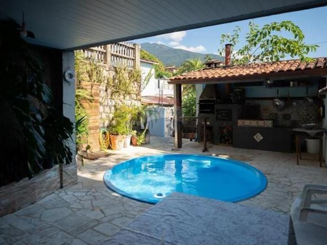 Casa à venda com área de lazer na Barra Velha, Ilhabela