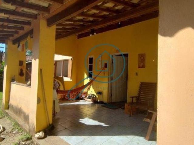 CASA À VENDA COM ARQUITETURA ESTILO RÚSTICO  3 SUÍTES  CHURRASQUEIRA  JARDIM  GARAGEM  FUNDOS PARA A