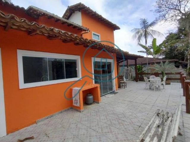 CASA À VENDA COM ARQUITETURA ESTILO RÚSTICO  3 SUÍTES  CHURRASQUEIRA  JARDIM  GARAGEM  FUNDOS PARA A