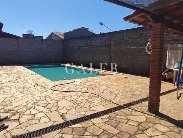 Casa à venda com cômodos amplos por R$680mil