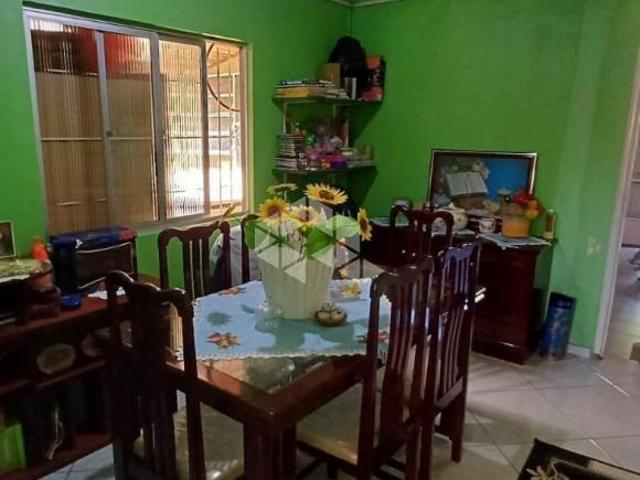 Casa à venda com dois dormitórios, dois banheiros, garagem no Bairro Lorenzi em Santa Maria