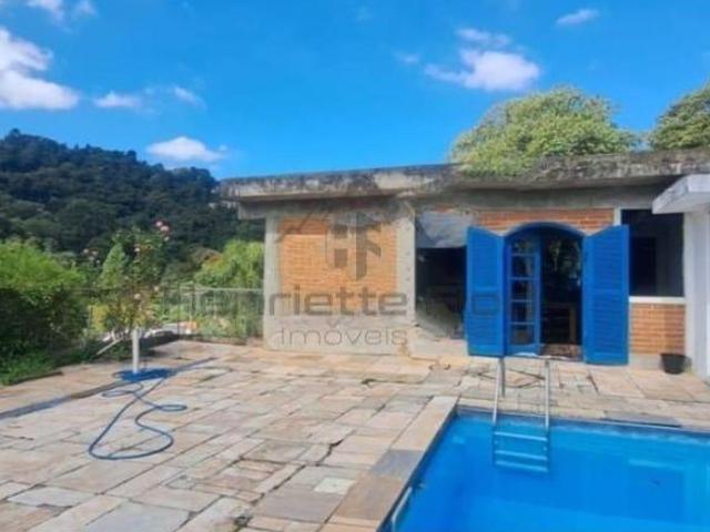 Casa a venda com excelente localização no condomínio Alpes da Cantareira