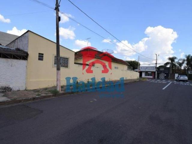 CASA Á VENDA COM EXCELENTE PONTO COMERCIAL