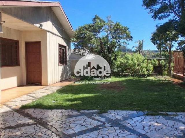 CASA À VENDA COM GRANDE SOBRA DE TERRENO!