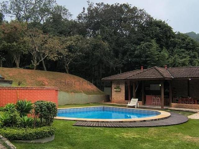 Casa á venda com habite se com 3 suítes em condomínio na Serra da Cantareira