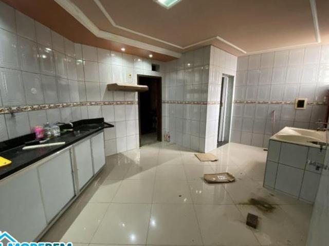 CASA Á VENDA COM LOCALIZAÇÃO PRIVILEGIADA!