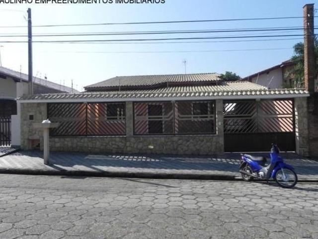 Casa a venda com localização privilegiada, 300 metros da praia em Peruíbe