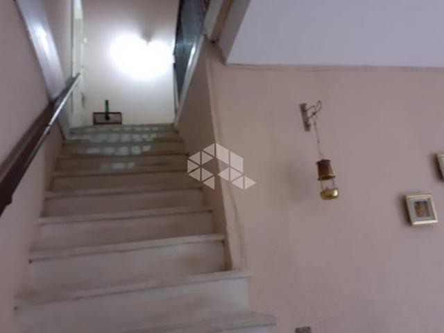 Casa à venda com pátio e garagem na Cidade Baixa