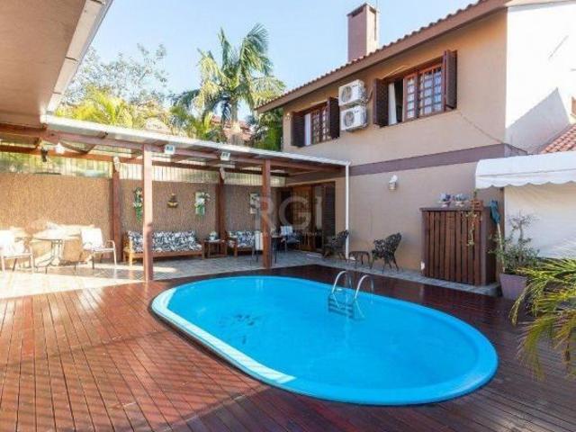 Casa a venda com piscina, 4 quartos, sendo 1 suite, 3 vagas