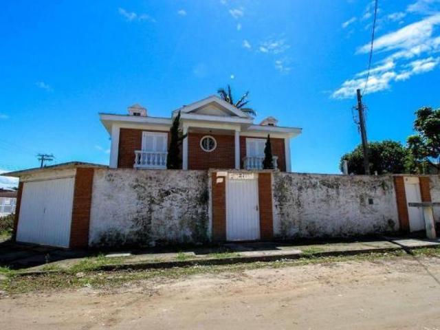 Casa à venda com piscina, churrasqueira, localizada na Praia da Enseada no Guarujá