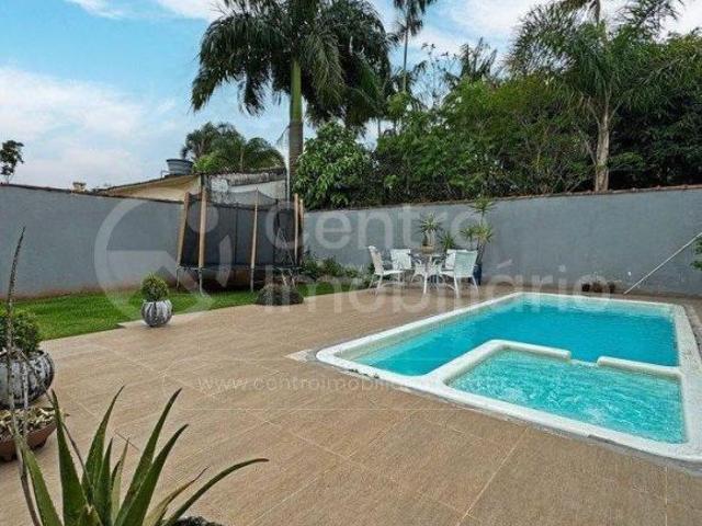 Casa à venda com piscina e 4 quartos 2 suítes em Peruíbe, no Residencial São Luiz