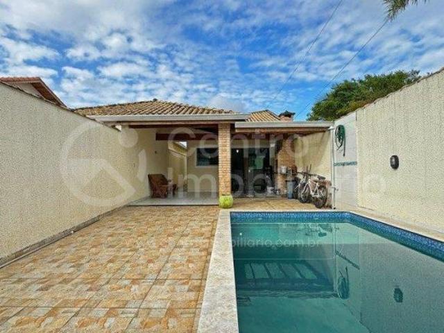 Casa à venda com piscina e 3 quartos 1 suíte em Peruíbe, no Park Daville