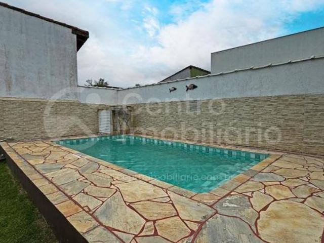 Casa à venda com piscina e 3 quartos 2 suítes em Peruíbe, no Residencial São Luiz