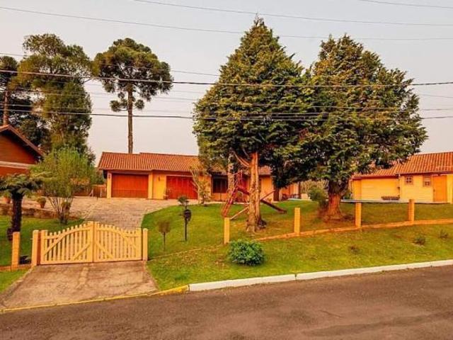 CASA À VENDA COM PISCINA E TERRENO AMPLO
