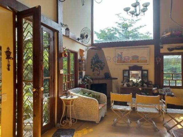 CASA À VENDA COM PISCINA E CASA PARA HÓSPEDES EM MEIO A NATUREZA ILHABELA SP