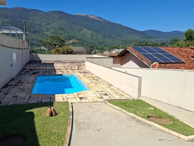 Casa à venda com piscina em Atibaia
