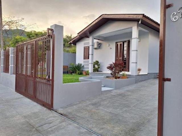 Casa à venda com piscina em Igrejinha