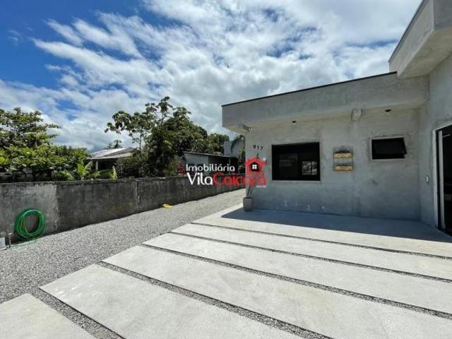 Casa a venda com piscina no Balneário Shangri la
