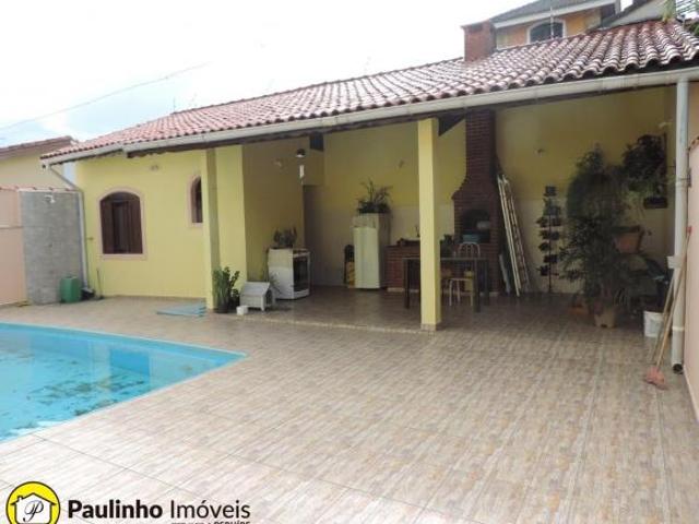 Casa a venda com piscina próxima a praia em Peruíbe