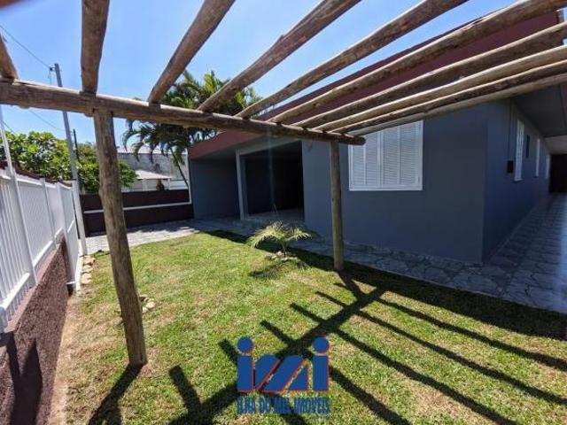Casa a venda com piscina próximo da praia