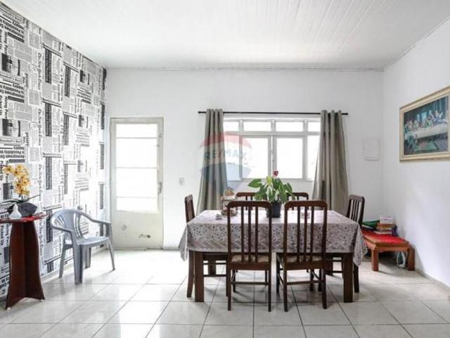 Casa à Venda com Ponto Comercial, possui 3 Dormitórios sendo 1 Suite!
