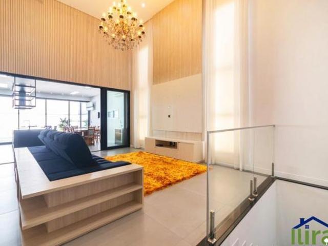 Casa à venda com possibilidade de porteira fechada, com 3 suítes, com piscina e 6 vagas de garagem n