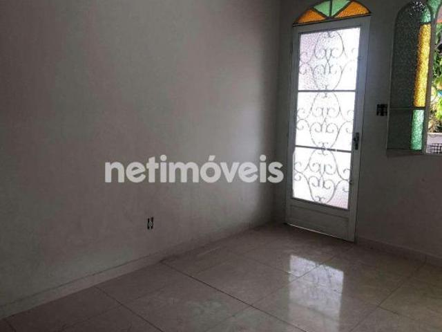 Casa à Venda com Quintal Amplo e 4 Vagas de Garagem no Santa Cruz