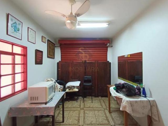 Casa à venda com salão comercial e 03 quartos, sendo 01 suíte no bairro Jardim José Sampaio Júnior