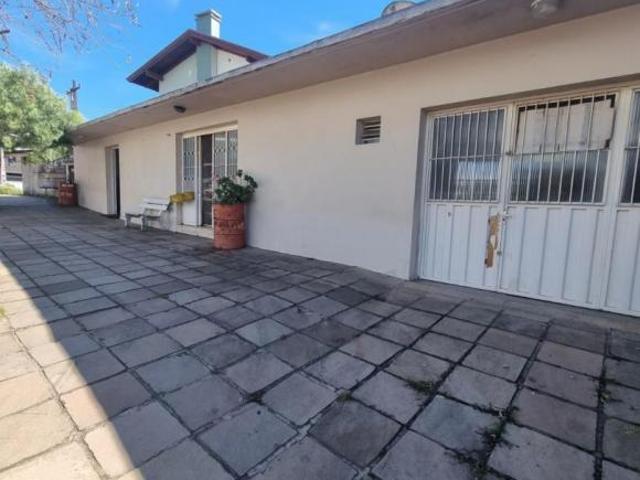 Casa à venda com sala comercial garagem fechada e localização privilegiada !