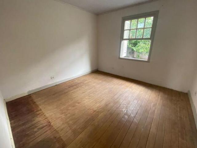 Casa à venda com terreno amplo, jardim, 02 dormitórios grandes, localizado na Rua José Alves Passos