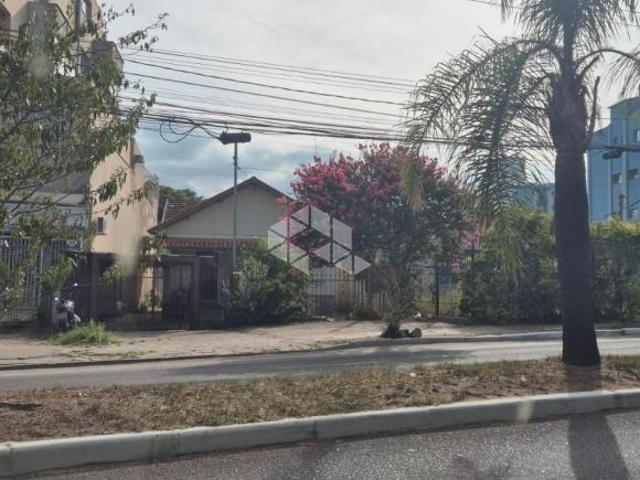 CASA A VENDA COM TERRENO DE 330 m²