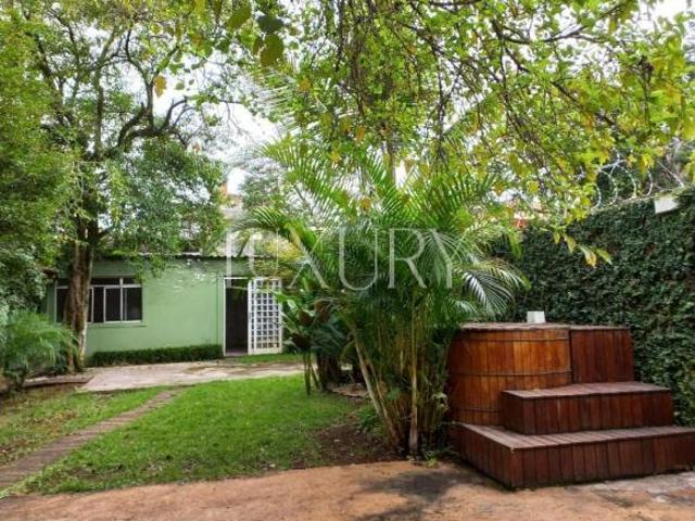 Casa à Venda com terreno de 413m² na Vila Nova Conceição, 2 quartos sendo 1 suíte, 3 vagas