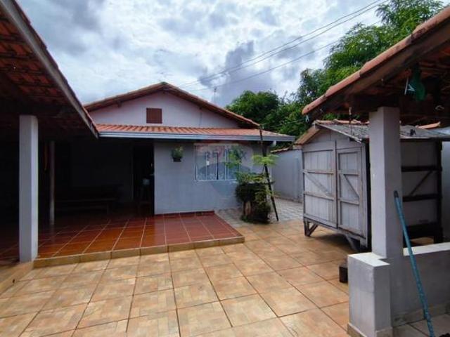 CASA Á VENDA COM TRÊS DORMITÓRIOS
