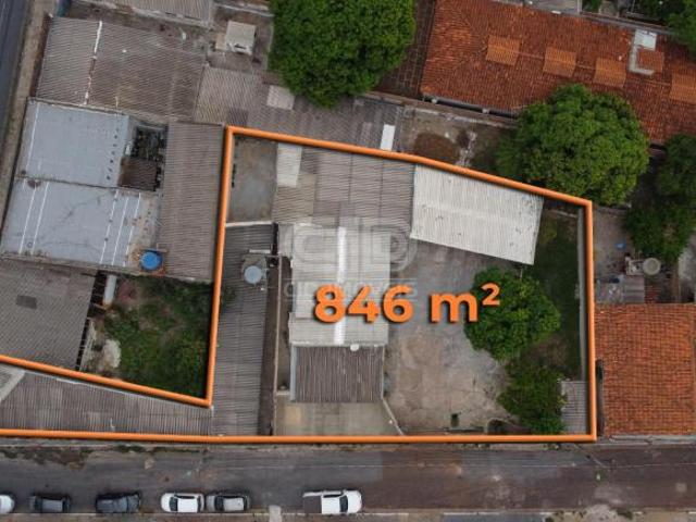 Casa à venda com três quartos e salão comercial no bairro Poção