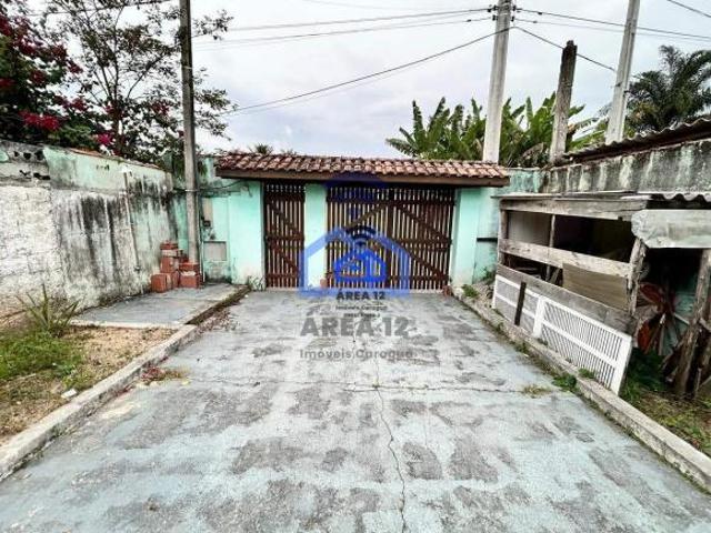 Casa à venda com um dormitório, sala, cozinha, banheiro, lavanderia e quintal espaçoso no bairro do